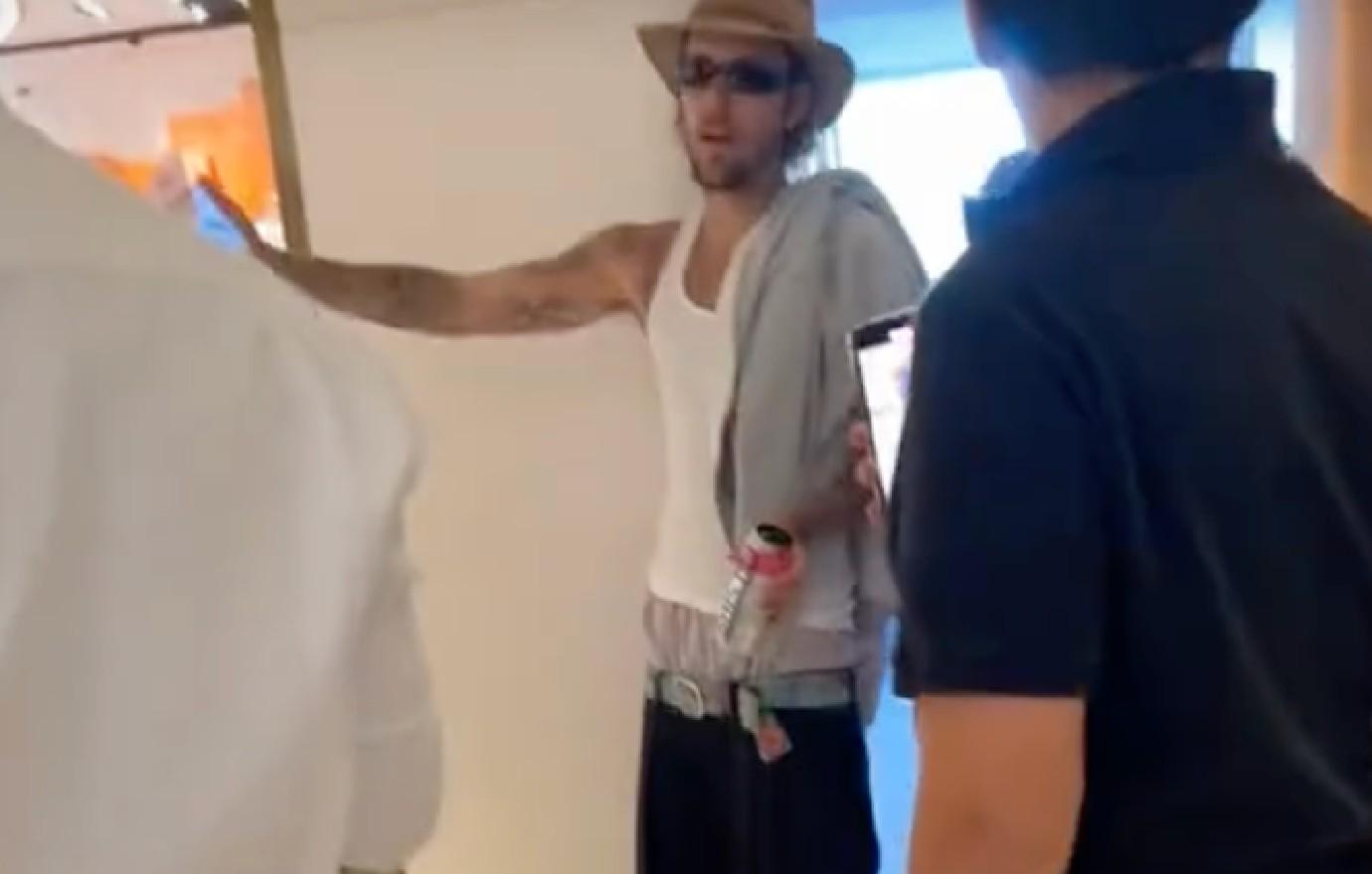 Justin Bieber Yells At Kids As He Protects Pregnant Wife Hailey: Watch
