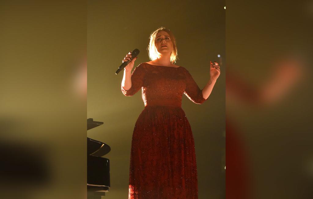 [PICS] Adele Visits London's Grenfell Tower After Tragic Fire