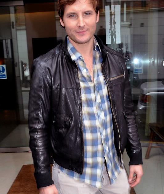 Nightly News: Peter Facinelli Does Dublin; Ryan Phillippe's Rockin' Abs