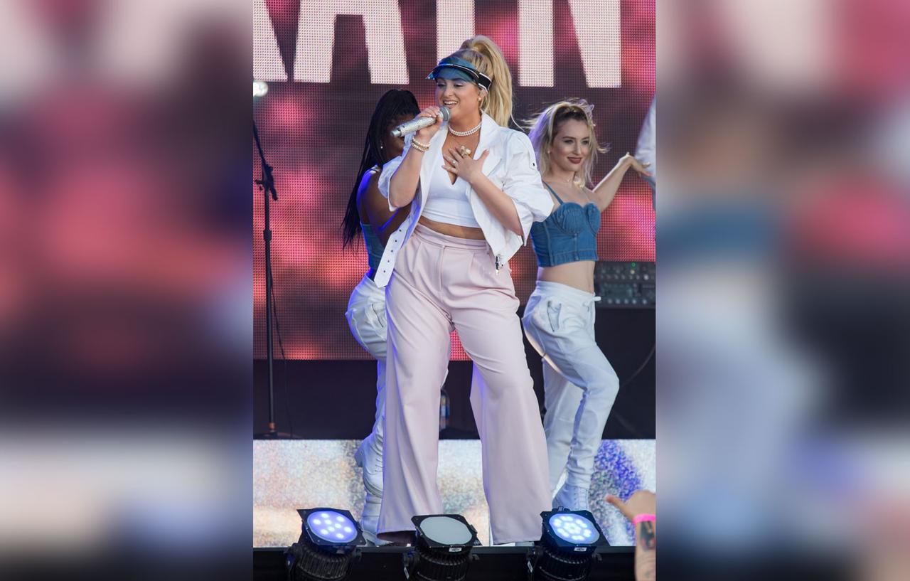 PICS Meghan Trainor Dons A Dark Blue Visor At 'Jimmy Kimmel Live'