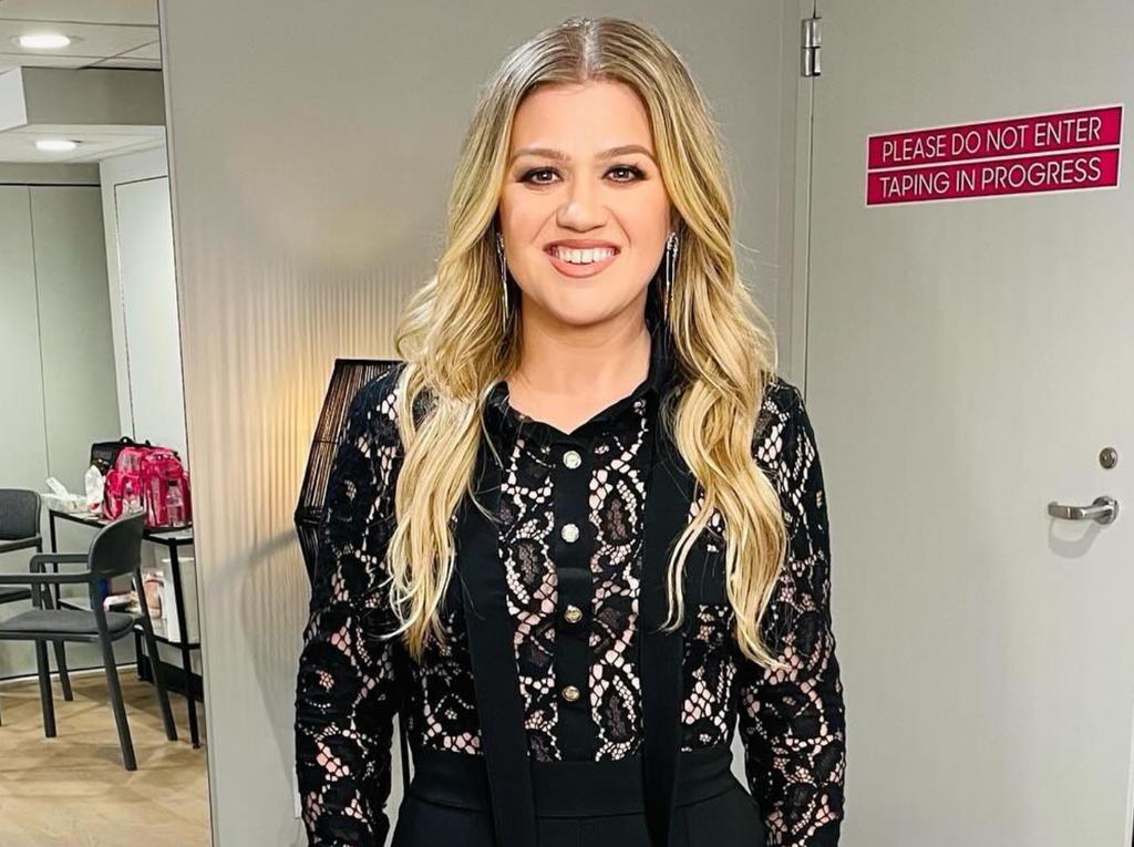 Kelly Clarkson Stuns In Green Gown Ahead Of First NYC Winter: Photos