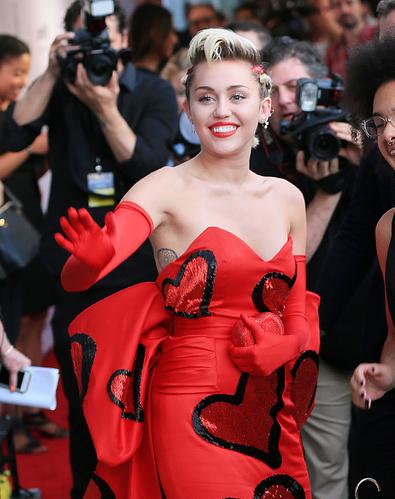Miley Cyrus Brings 'Genderless' Date, Shows Off Hairy Armpits At 2015 ...