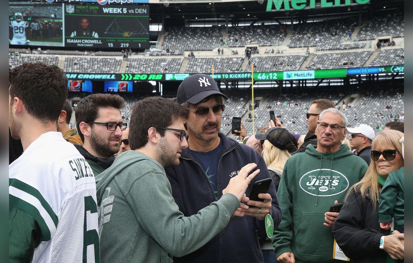 Ray Romano's Sons Teach Him How To Take A Selfie At Jets Game