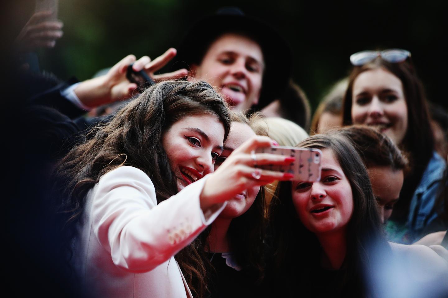 Lorde Shows Off Her Boyfriend (& Her Stomach!) At The New Zealand Music ...