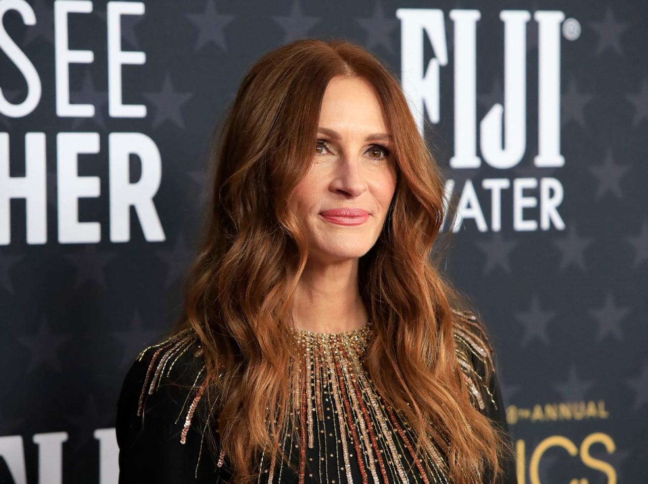 Julia Roberts Posts Kissing Photo With Danny Moder To Mark Anniversary