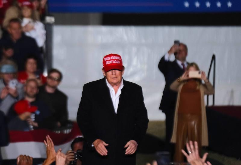 Donald Trump Prays With South Carolina Employee As His Weave Shows