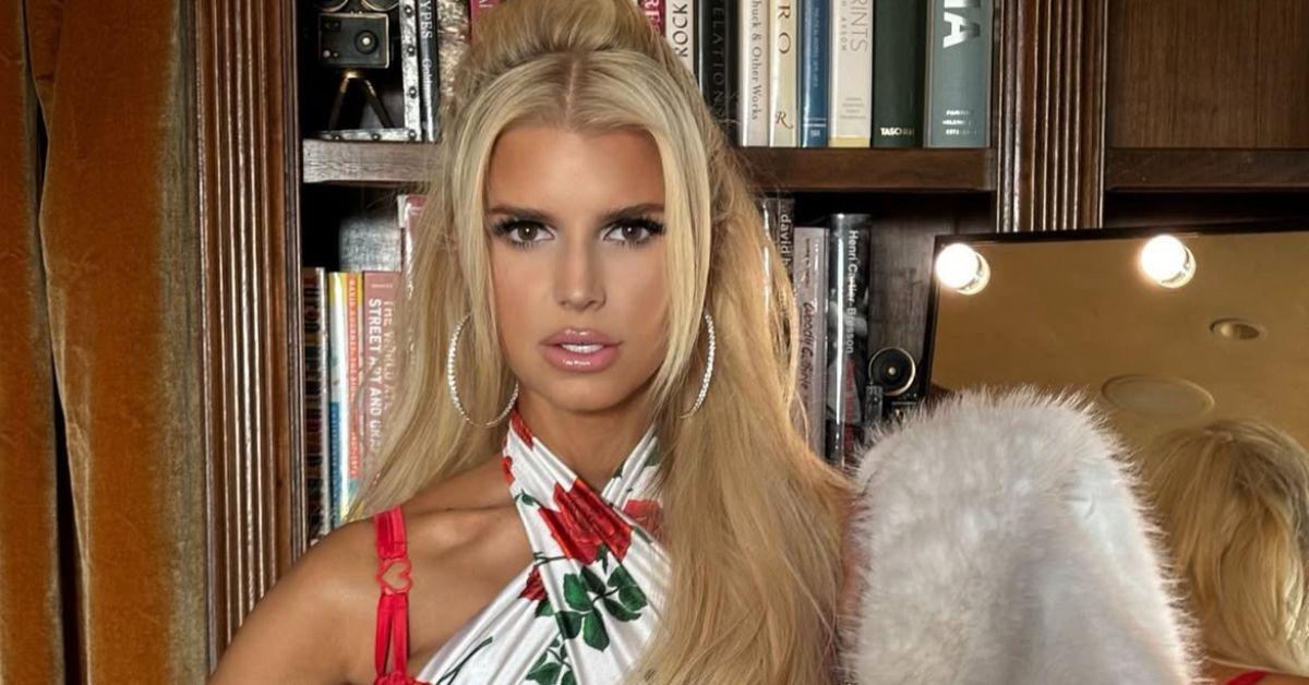 Jessica Simpson Flaunts Long Legs As She Cuddles With Daughter: Photo