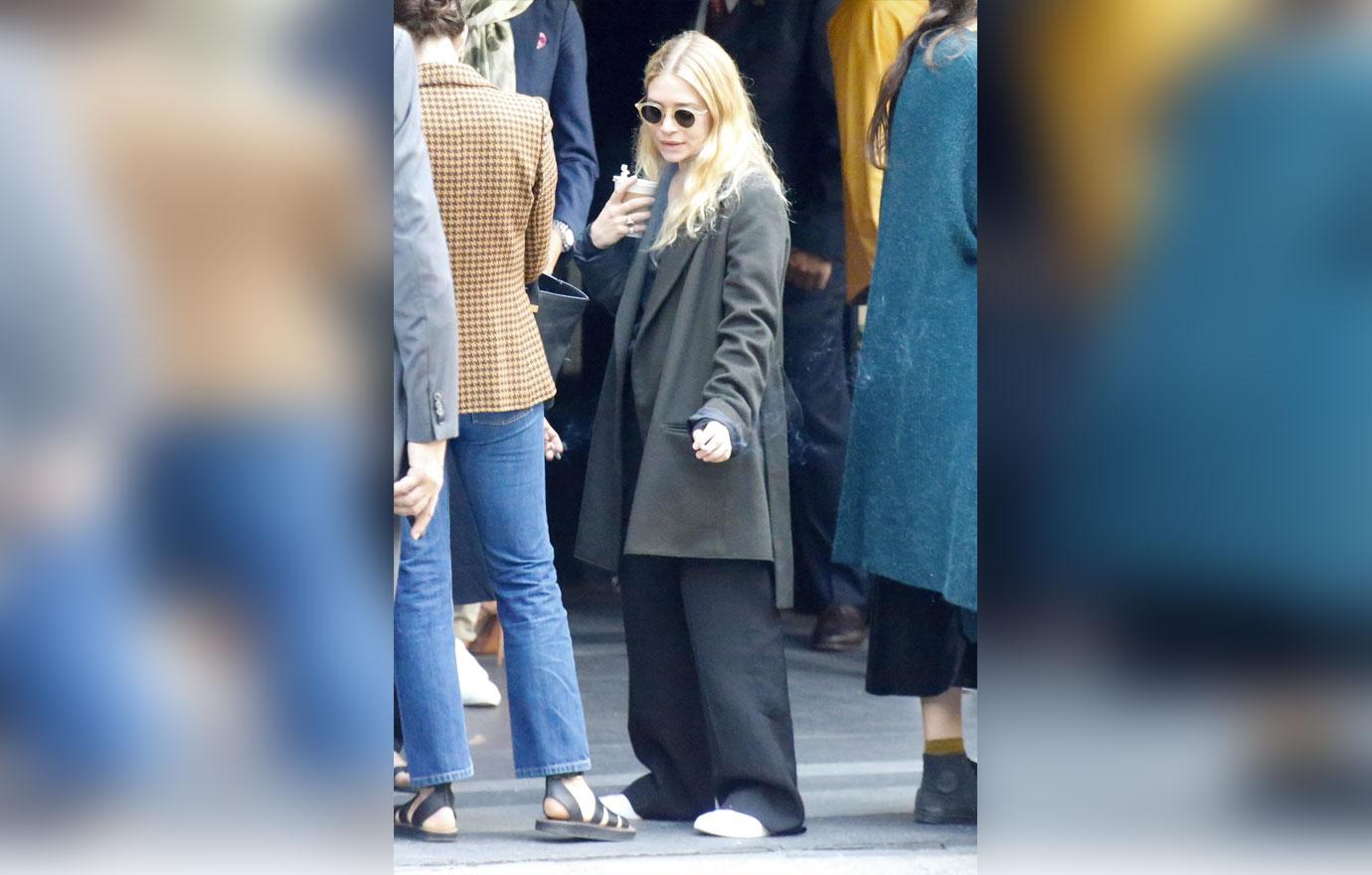 Mary-Kate And Ashley Olsen Smoking At NYFW