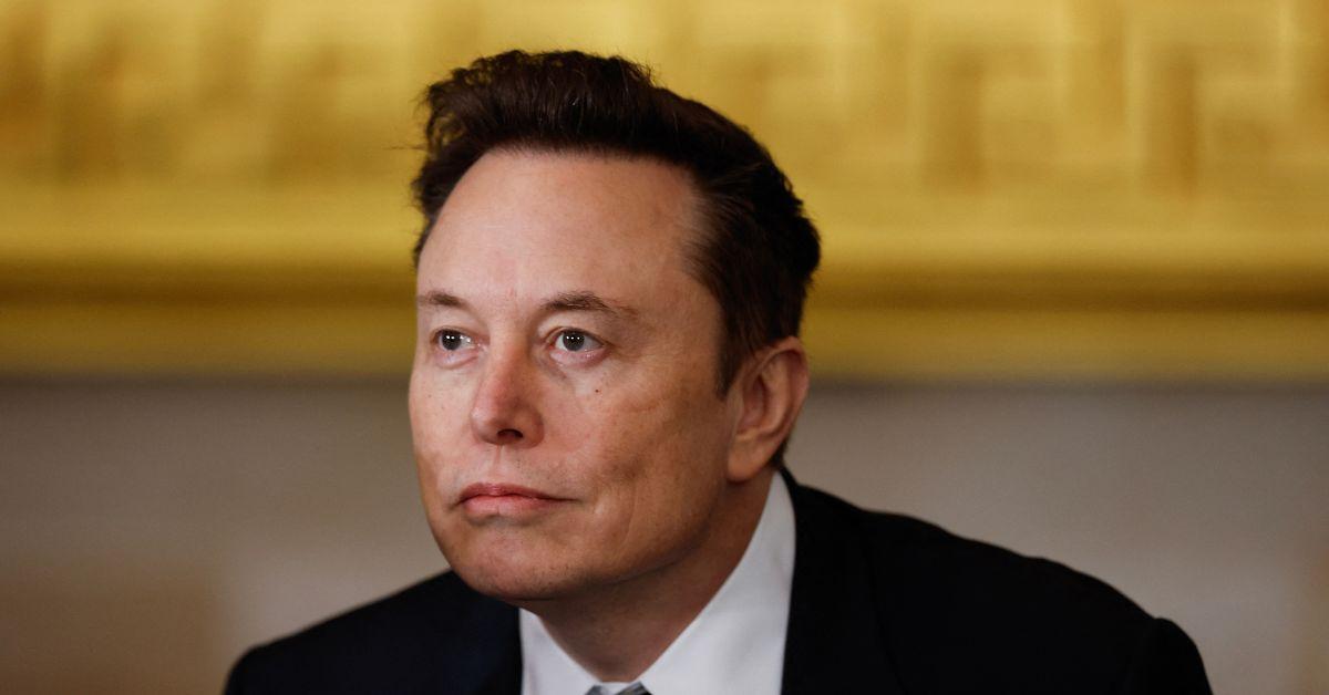 Donald Trump Shows Signs Of Dementia After Executive Order Blunder