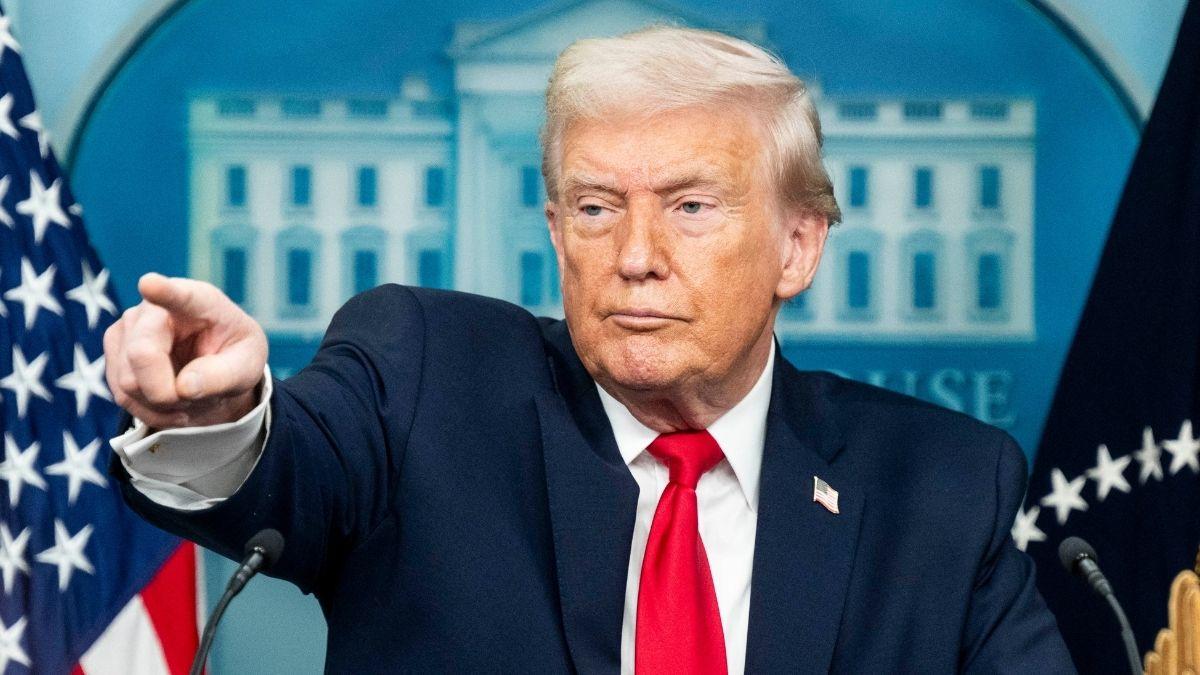 'Clown' Donald Trump Mocked For Bragging About 'Tough' Paper Clip Pinch