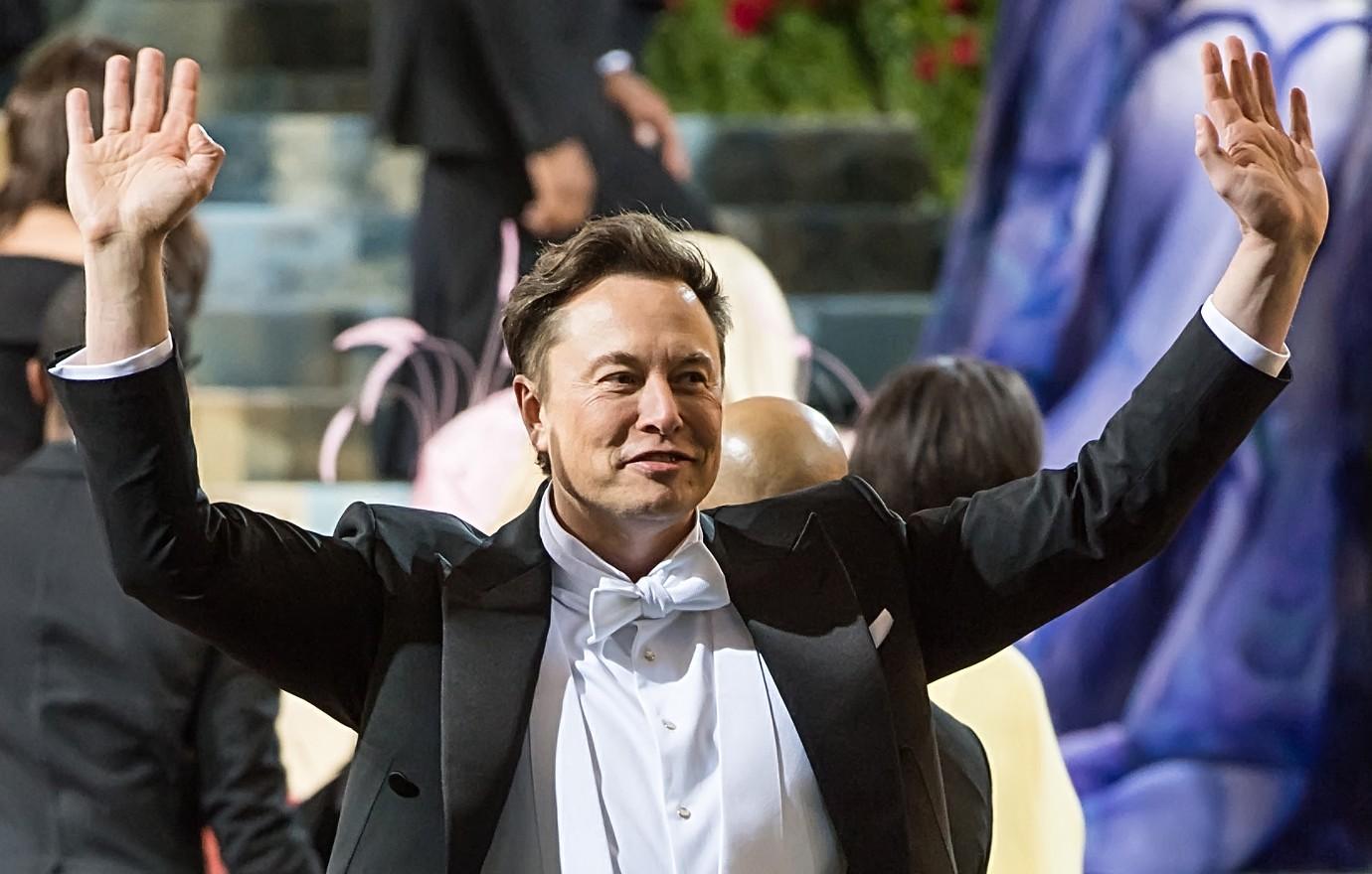 Elon Musk Mocks Fraudster Claiming He Slept With Barack Obama