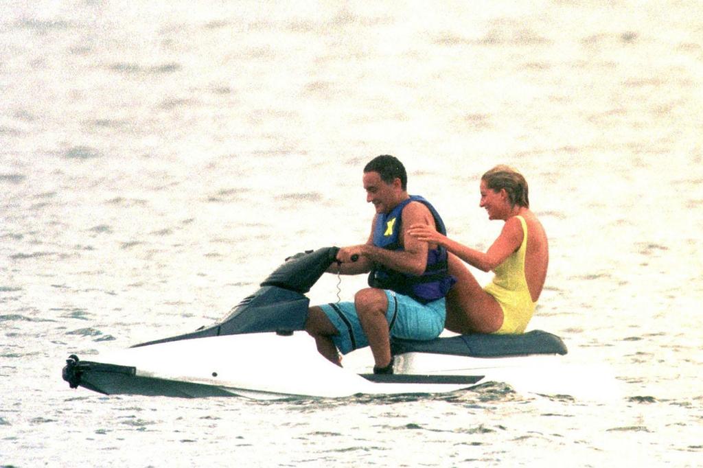 Rare Vacation Photos Of Princess Diana With Princes William & Harry