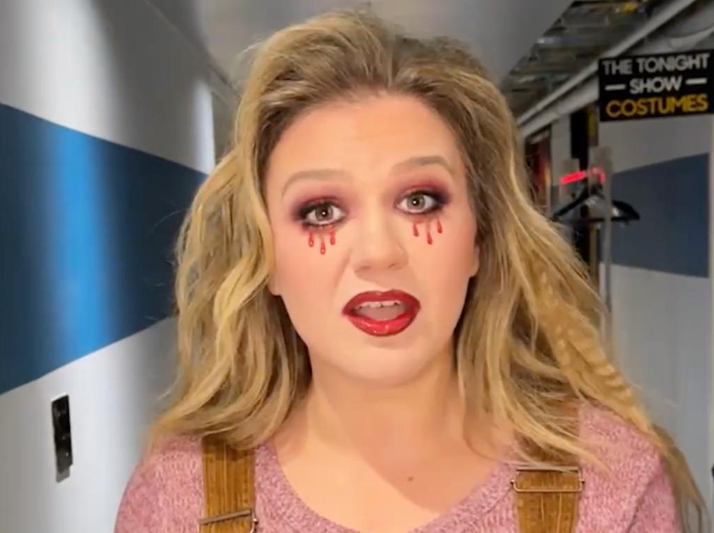 Kelly Clarkson Looks Stunning In Her Vampire Halloween Costume: Photos