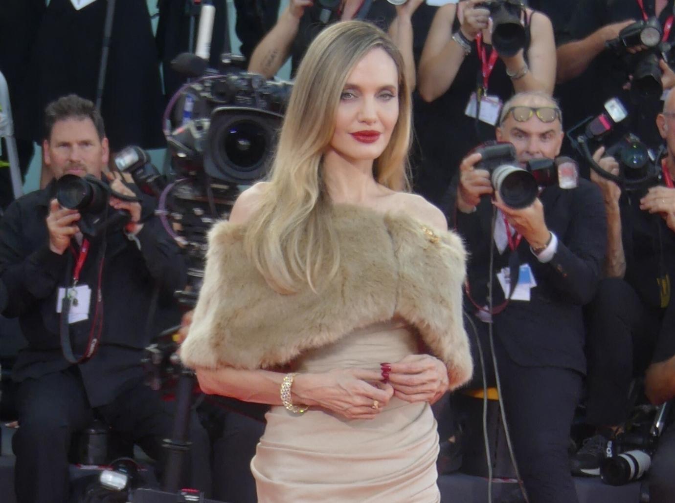 Angelina Jolie Forced To Live In L.A. Due To Brad Pitt Divorce & Twins