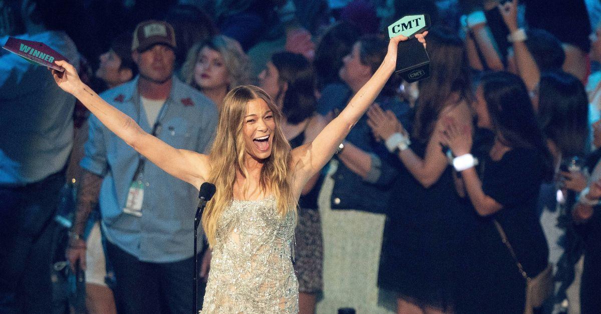 LeAnn Rimes’ Tooth Falls Out Of Her Mouth In Disastrous Concert Moment