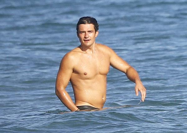 Shirtless Orlando Bloom Swims In Malibu With His Friends, Flaunts Buff ...