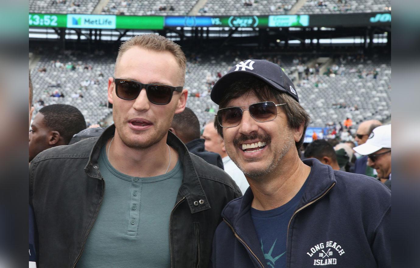 Ray Romano's Sons Teach Him How To Take A Selfie At Jets Game