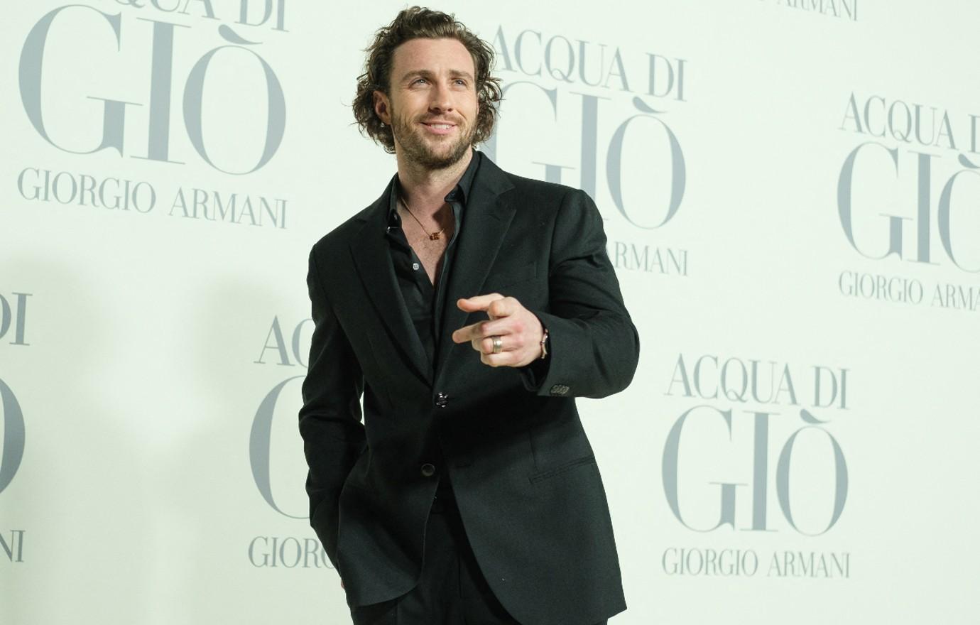 Aaron Taylor-Johnson Shows Off His Abs While On Vacation With Wife Sam