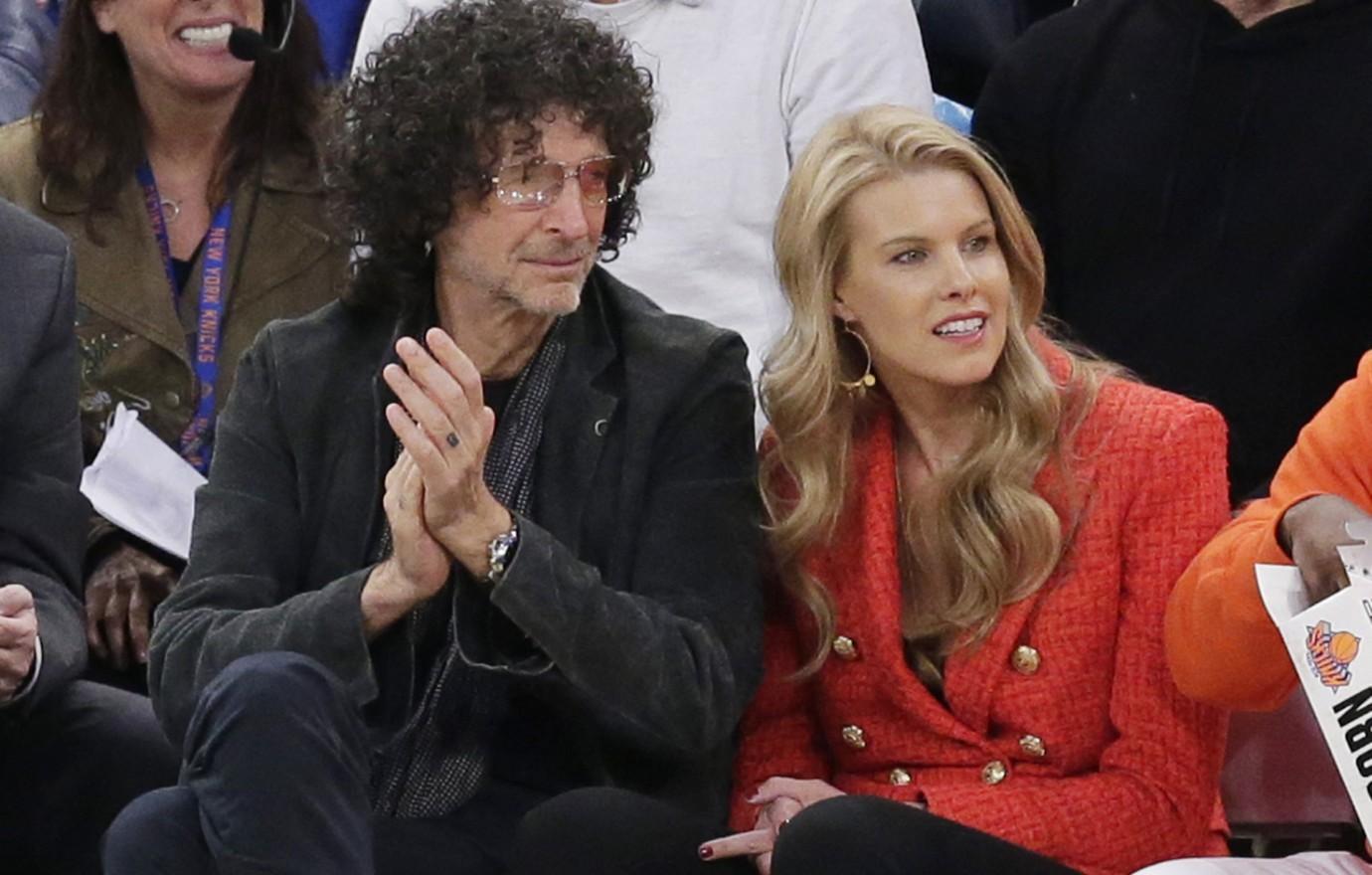 Bill Maher Apologizes For Making Comments About Howard Stern's Wife