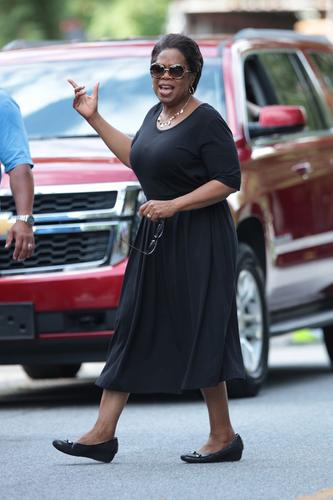 Celeb Weight Loss! Oprah Winfrey Looks Super Skinny On Set — See The ...