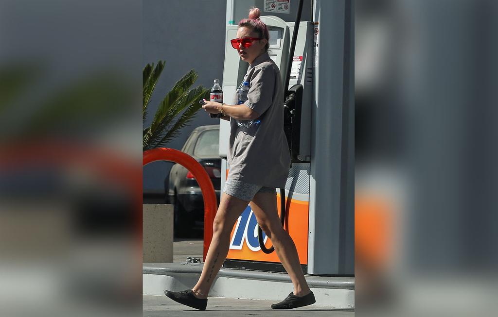 Amanda Bynes Smokes A Cigarette Outside The Nail Salon