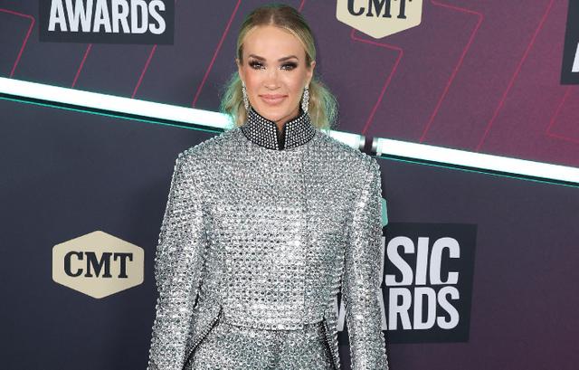 Carrie Underwood Fans Gush Over Country Star's Glamorous Elf Costume