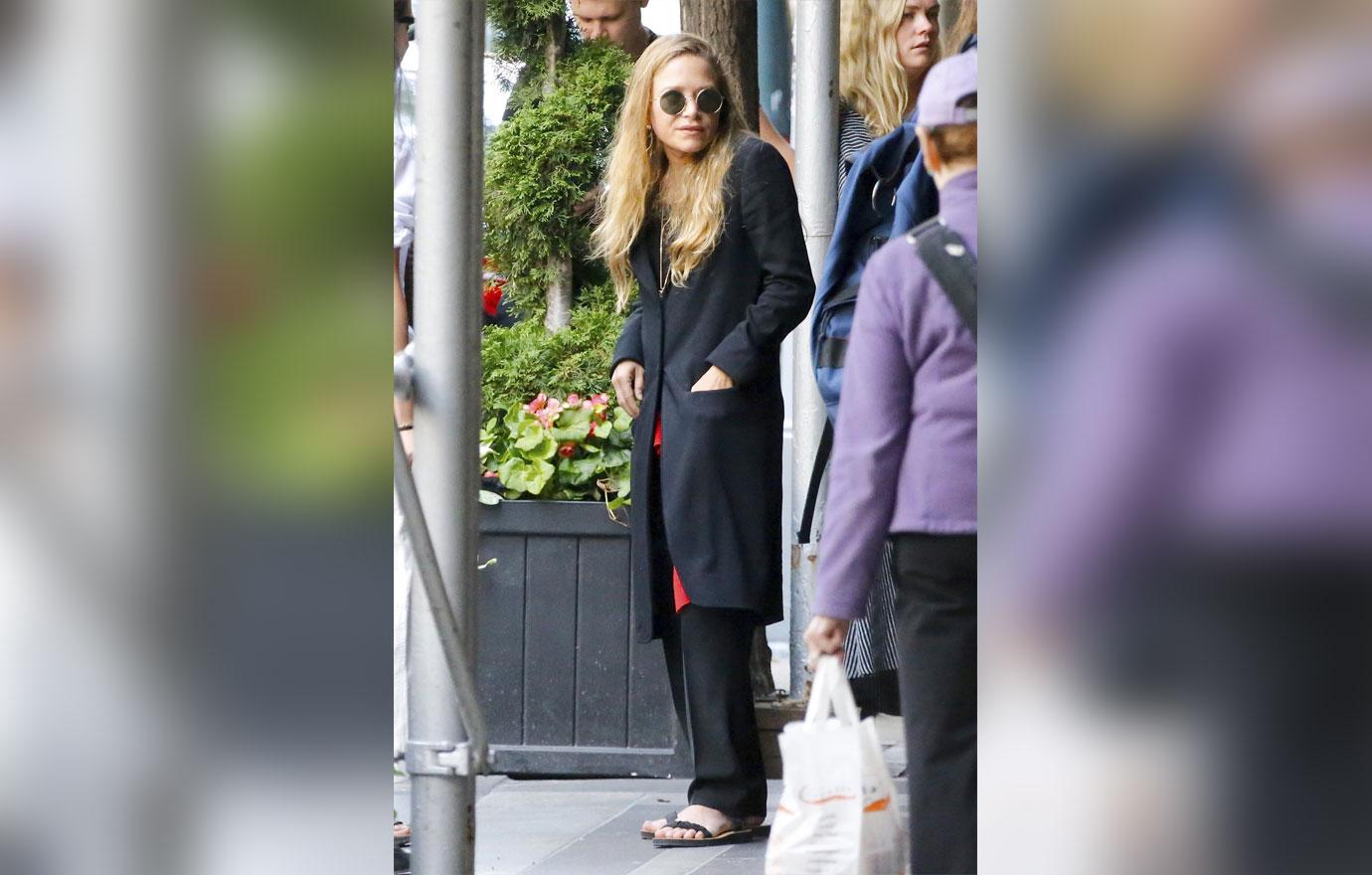 Mary-Kate And Ashley Olsen Smoking At NYFW