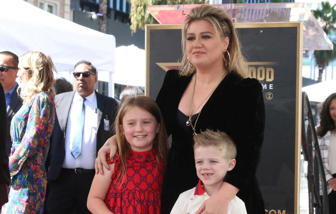 Kelly Clarkson's Daughter River Rose Cheers Her On At 2022 PCAs