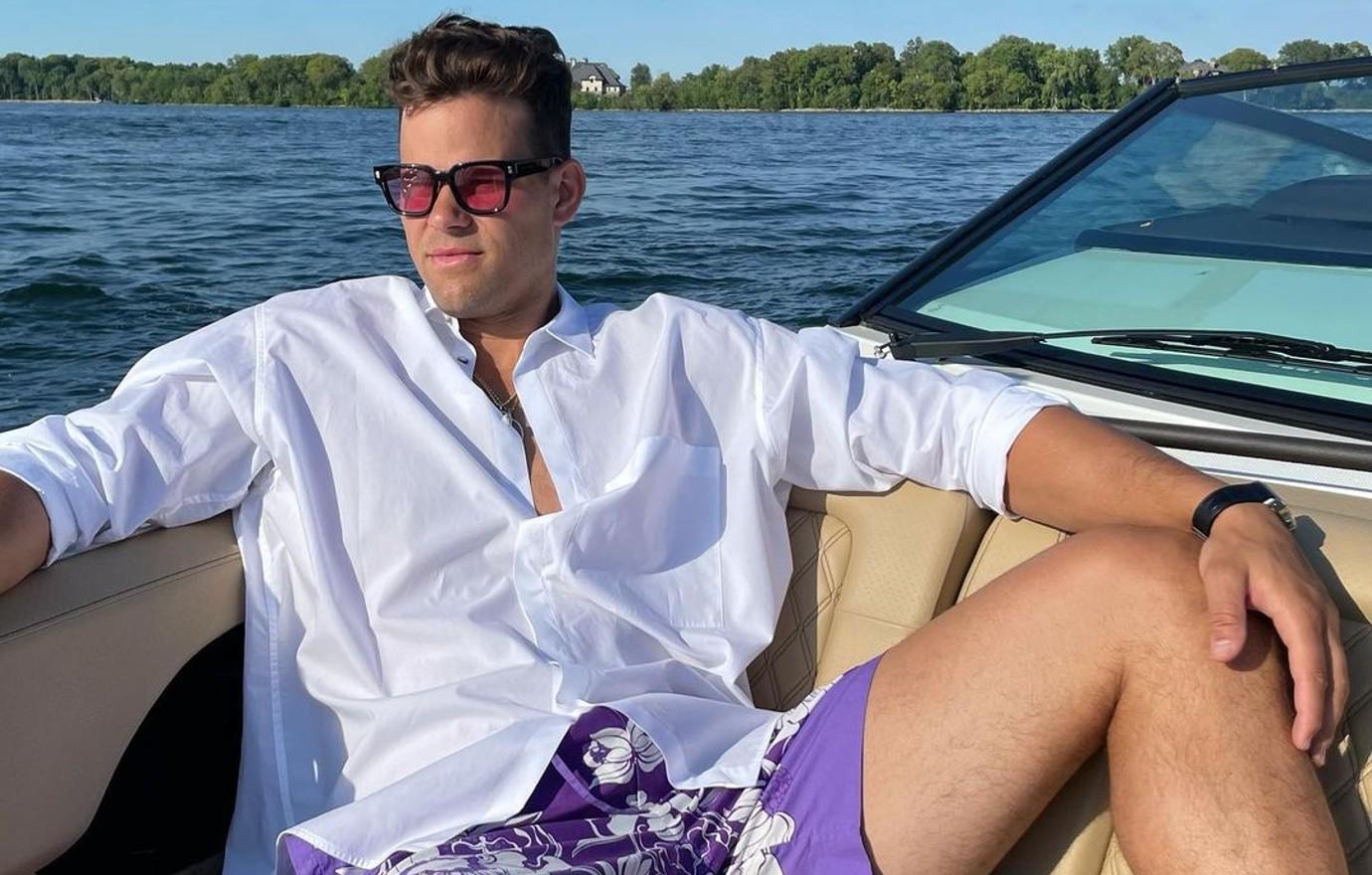 Kris Humphries Surrounded By Women At Surf Lodge In Hamptons