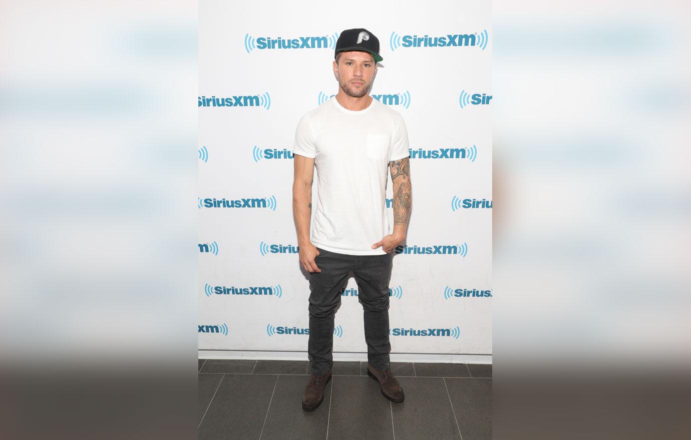 Ryan Phillippe Unveils His Washboard Abs In The Snow!