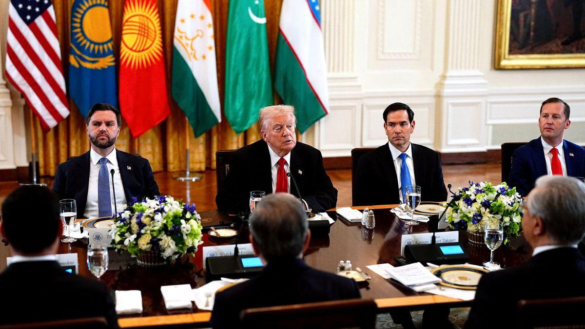 Donald Trump White House Chaos Deepens As Iran Pressure Mounts