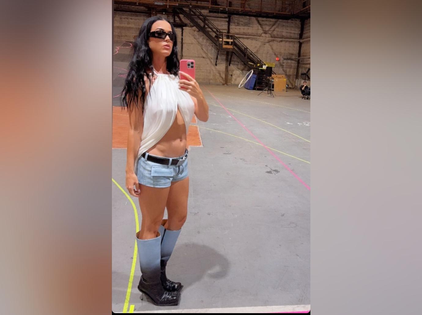 Katy Perry Flaunts Flat Abs During VMAs Practice: Photo Katy Perry Flaunts Flat Abs During VMAs Practice: Photo