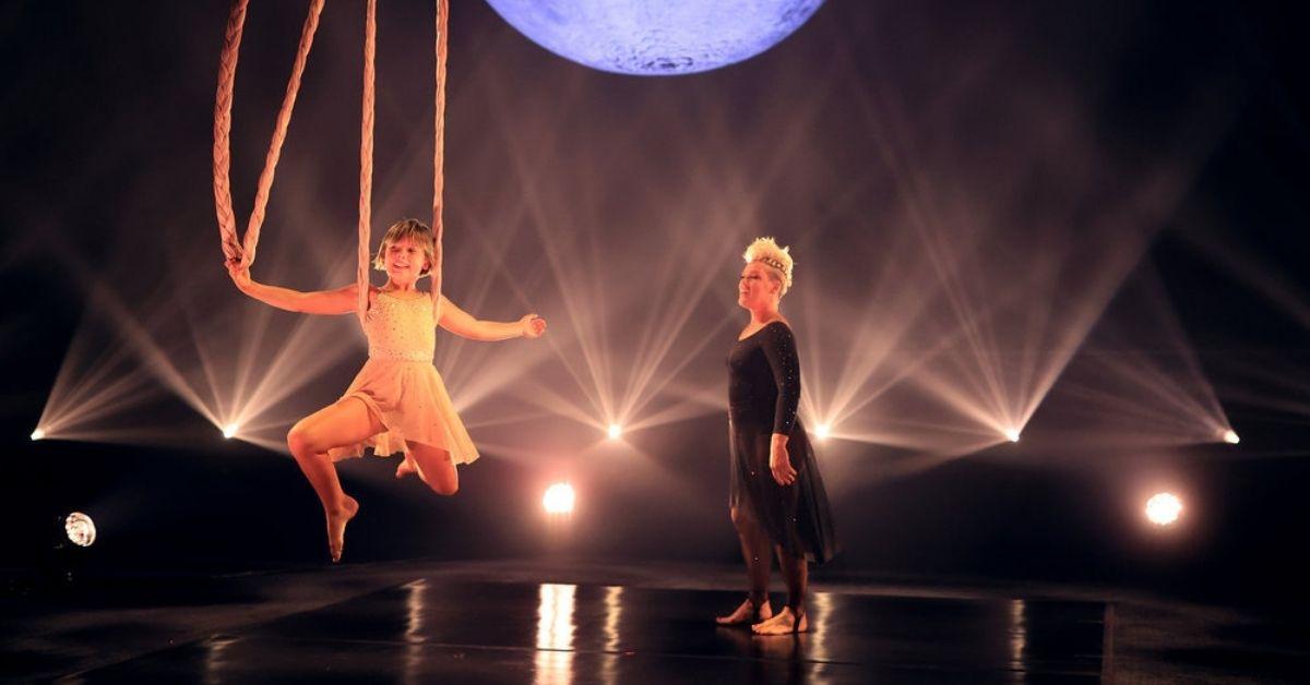 Pink Performs With Daughter Willow During 2021 Billboard Music Awards ...